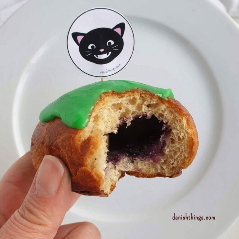 Gammeldags fastelavnsboller med vilde blåbær og marcipanremonce ...