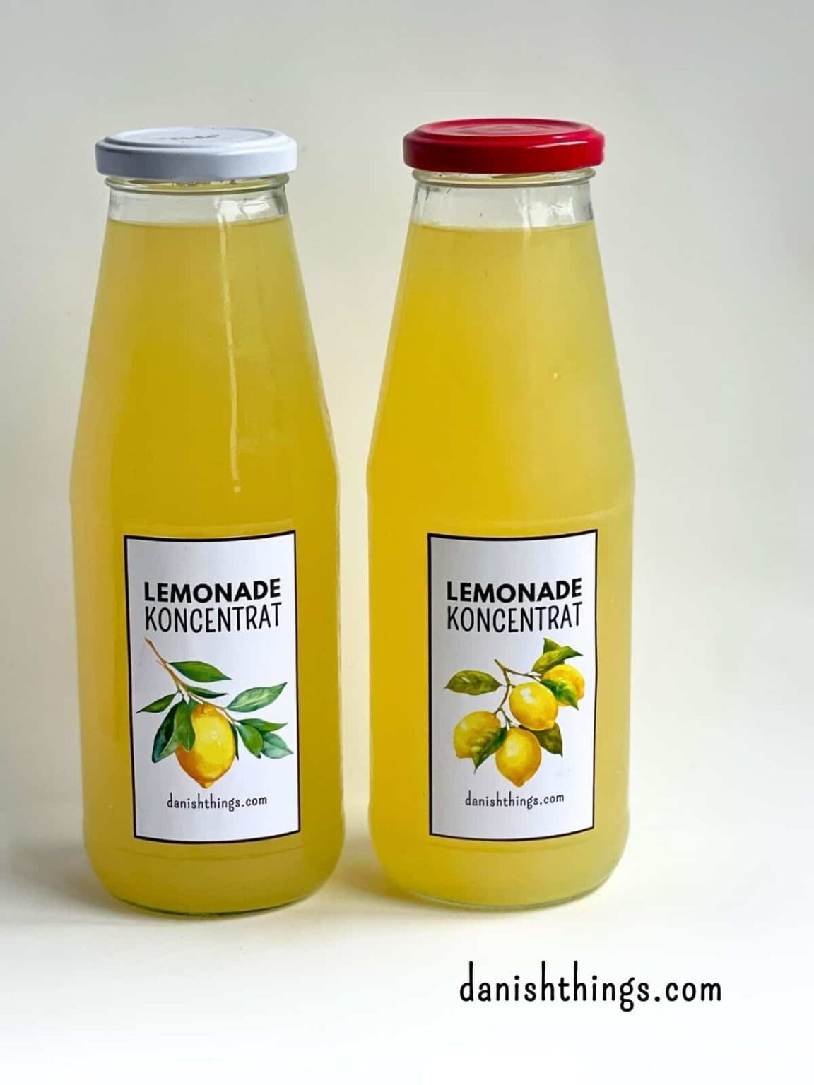 Lemonade af hjemmelavet citronsirup og friskpresset citronsaft - en 2 i ...