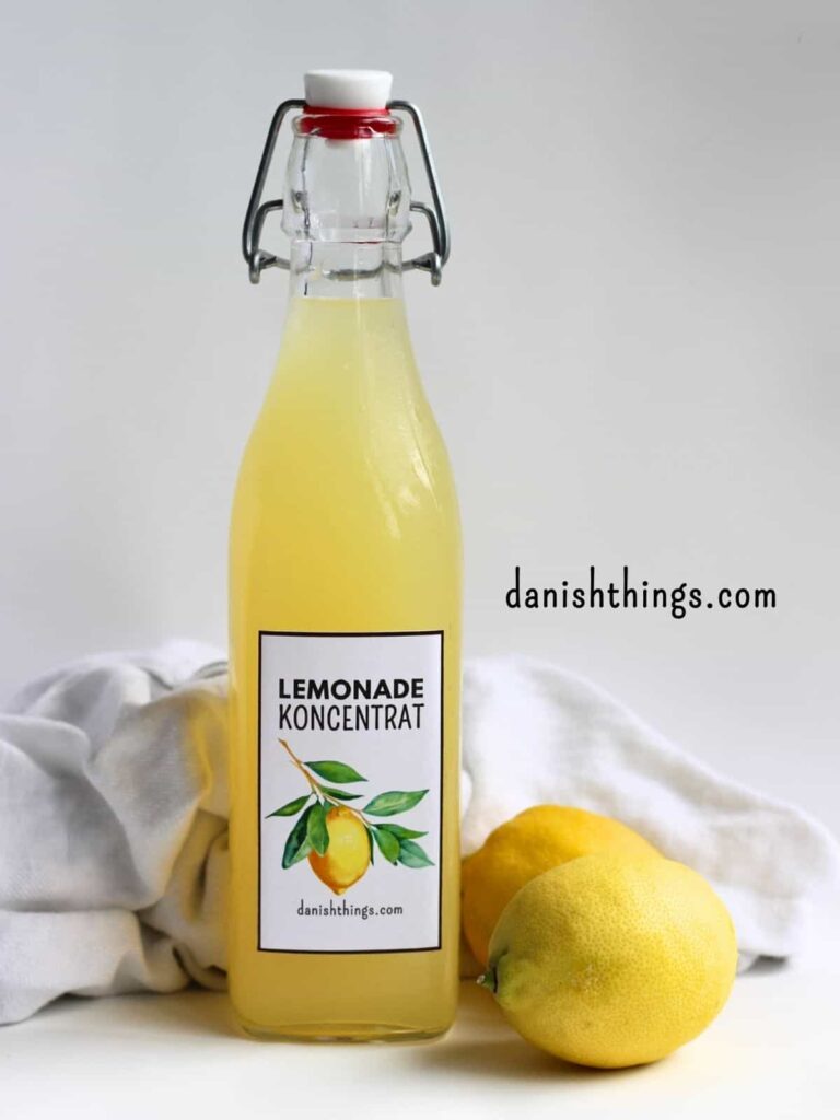 Lemonade af hjemmelavet citronsirup og friskpresset citronsaft - en 2 i ...