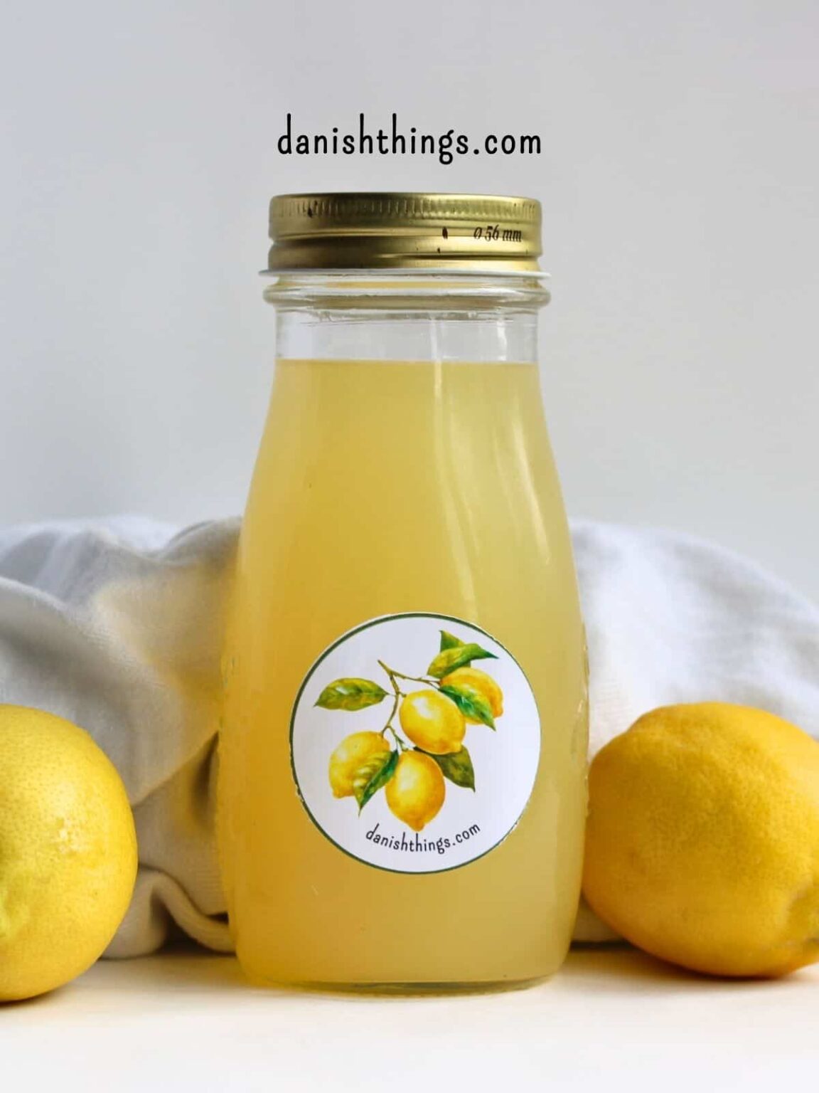 Lemonade af hjemmelavet citronsirup og friskpresset citronsaft - en 2 i ...