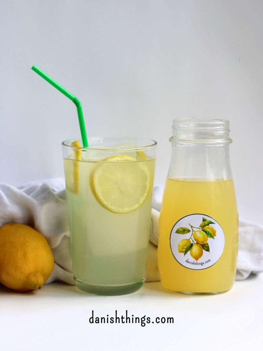 Lemonade af hjemmelavet citronsirup og friskpresset citronsaft - en 2 i ...