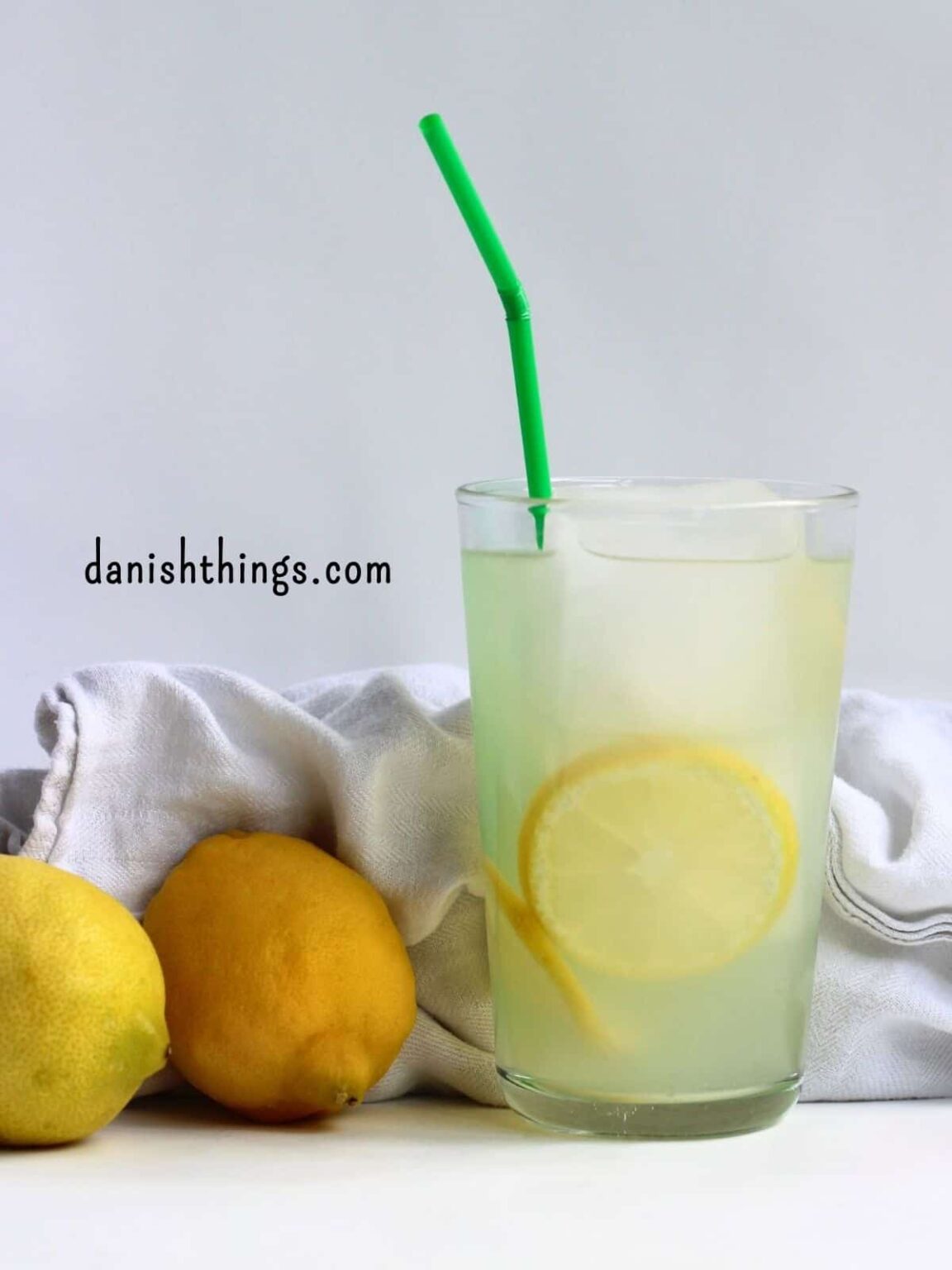 Lemonade af hjemmelavet citronsirup og friskpresset citronsaft - en 2 i ...