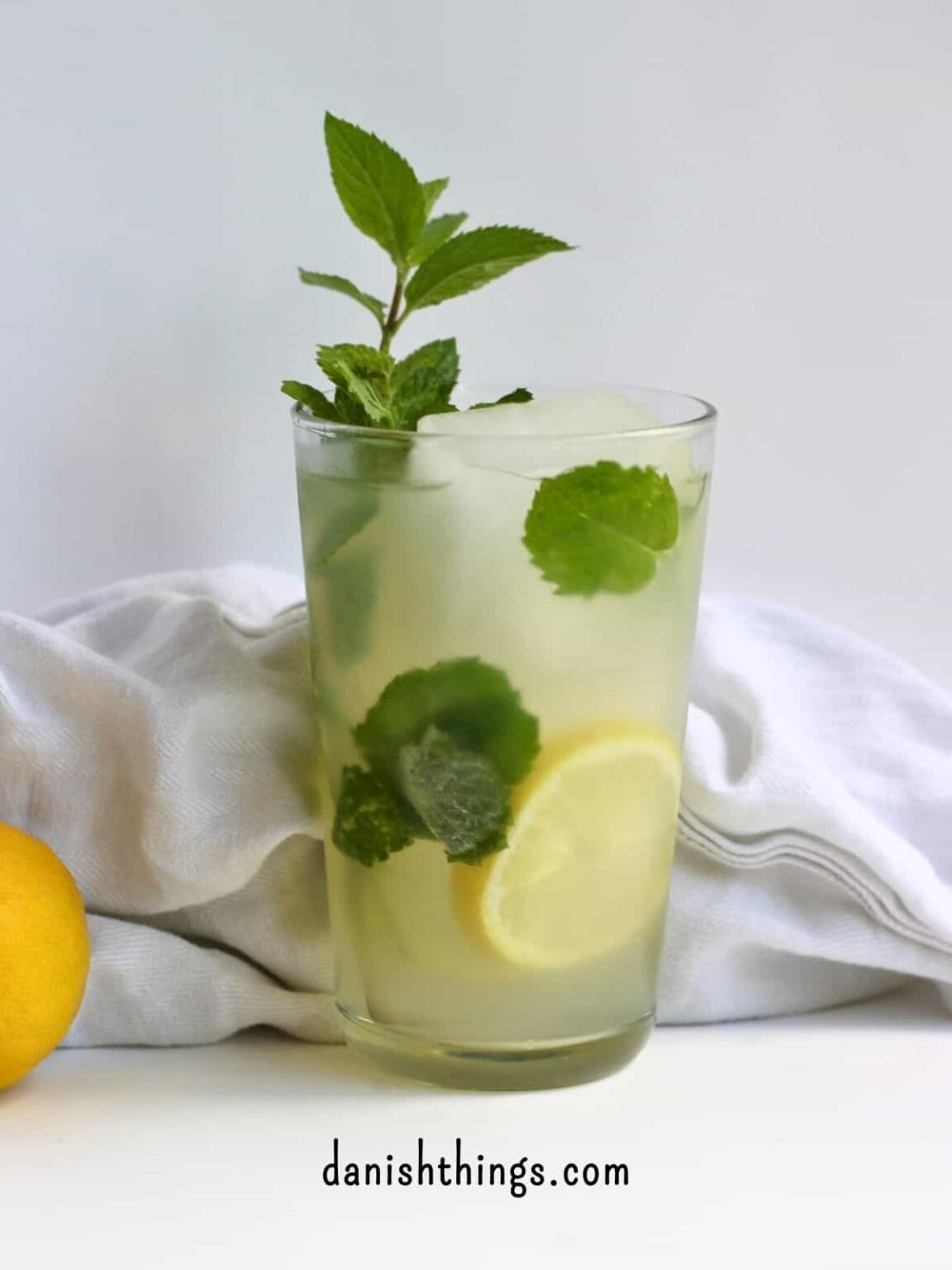 Lemonade af hjemmelavet citronsirup og friskpresset citronsaft - en 2 i ...