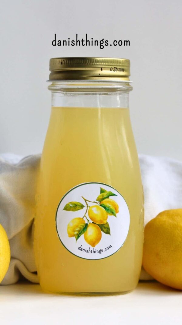 Lemonade af hjemmelavet citronsirup og friskpresset citronsaft - en 2 i ...