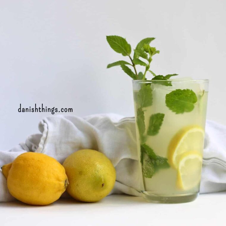 Lemonade af hjemmelavet citronsirup og friskpresset citronsaft - en 2 i ...